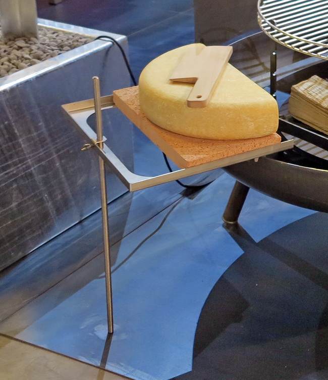 Raclette am Feuer mit "Racclettesupport" - Metall Werk Zürich AG